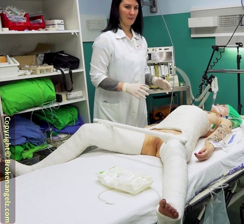 Zuzu White Plaster TERM SLWC ++ Mimi White Plaster Two-Leg-Spica-Cast ...