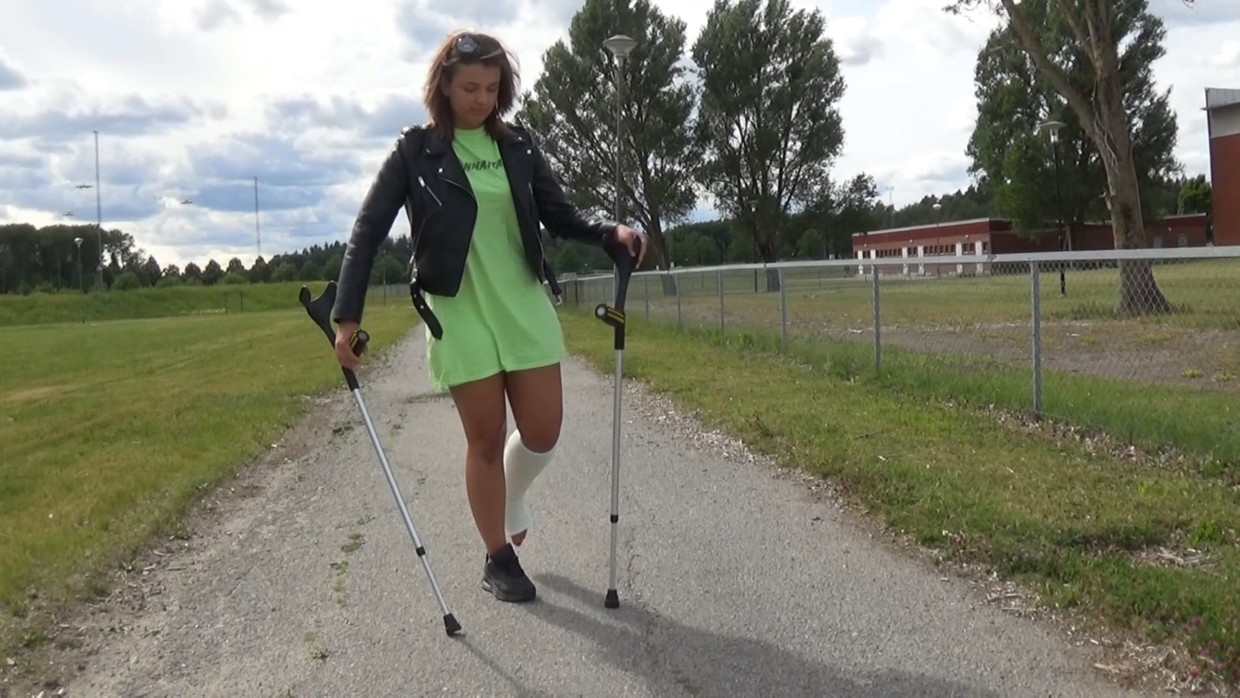 Crutchcast Clips + Casts + Braces + Sprain + Crutches + Bandage | cnews